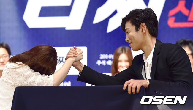 [사진]최승현,'팬과의 팔씨름에도 질 수 없어!'