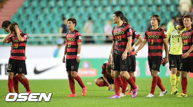 [사진]아쉬움을 삼키는 포항 선수들 - OSEN
