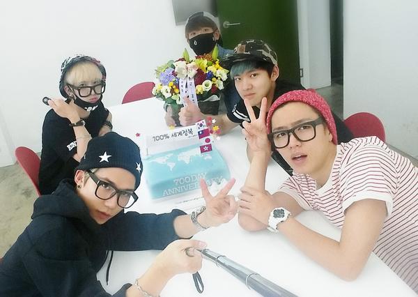 백퍼센트, 데뷔 700일 인증샷..셀카봉으로 귀엽게 '찰칵'