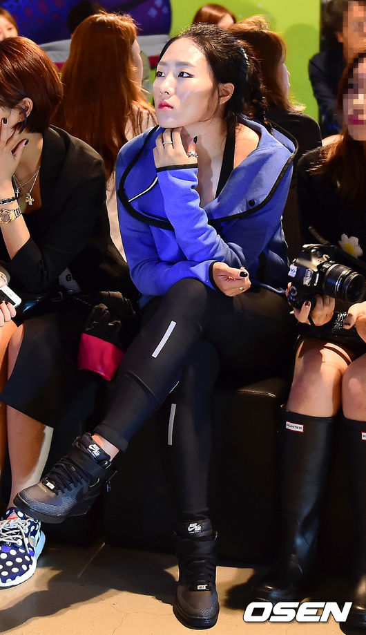 [사진]이상화의 시선을 사로잡은 '나이크 테크 팩 컬레션'