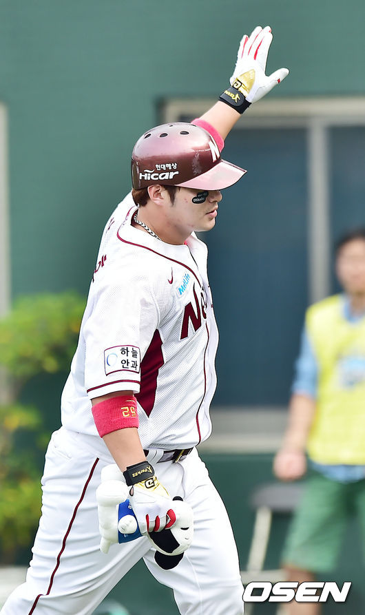 [사진]박병호,'47호 환호에 손 들어 화답'