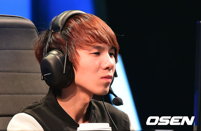 [사진]경기에 집중하고 있는 EDG 나메이 주 지아원