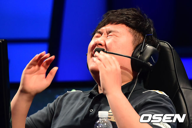 [롤드컵] '우지 맹활약' 로얄클럽, 라이벌 EDG 꺾고 4강 '합류'(종합) - OSEN