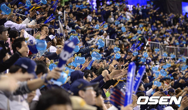 [사진]준PO 2차전 NC 팬들,'NC의 상징 공룡 풍선 들고'