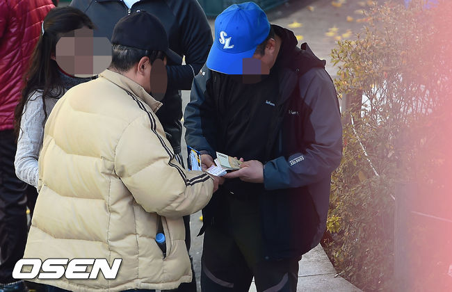 [사진]'암표 등장한 KS 2차전 대구구장' - OSEN
