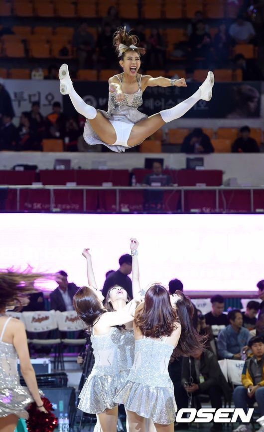 [사진]SK 치어리더,'믿기지 않는 점프'