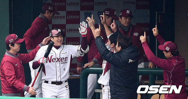 [사진]KS4차전 2홈런 유한준,'홈런배트 들고 하이파이브~'