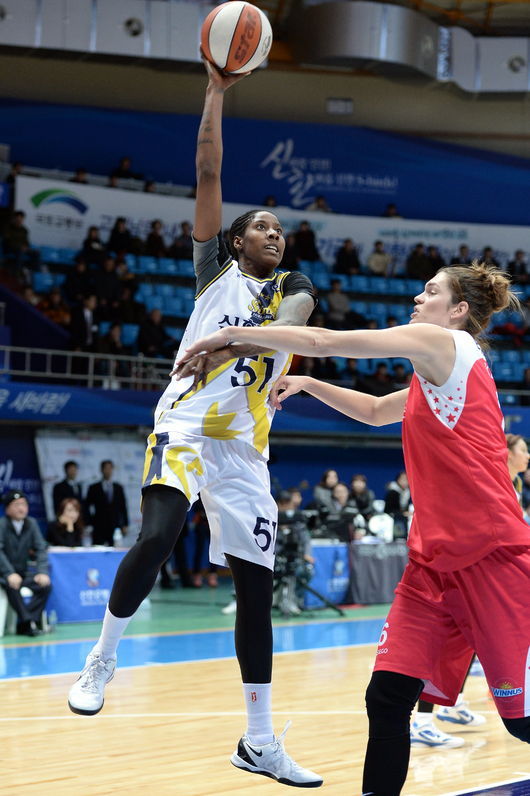 신한은행, 접전 끝에 KDB생명 제압 '2위 수성'