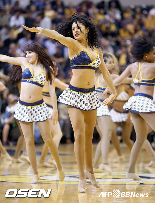 치어리더,볼륨감 드러내고 하의실종으로 각선미 드러내고..'우리는 코트위 꽃'