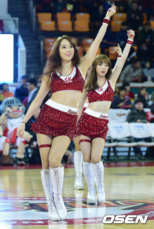 [사진]SK 치어리더,'매끈하게 뻗은 라인'