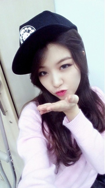 “선물 받았어요”…민아, 스냅백 눌러쓴 초특급 귀요미