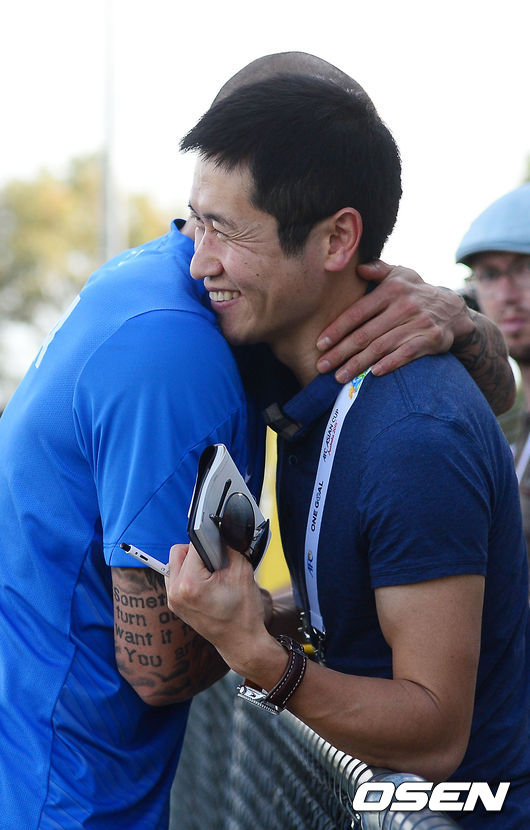 [사진]차두리-이영표,'2002 월드컵 멤버끼리 포옹합시다'
