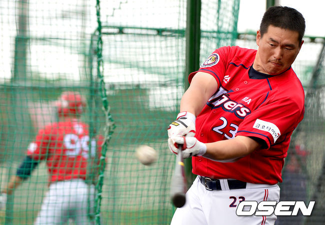 [OSEN 캠프]36살 최희섭의 설렜던 첫 실전, 귀중한 깨달음(동영상)