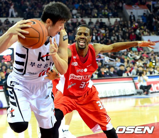 [사진]리바운드 볼 빼앗긴 SK 헤인즈,'아이고 억울해'