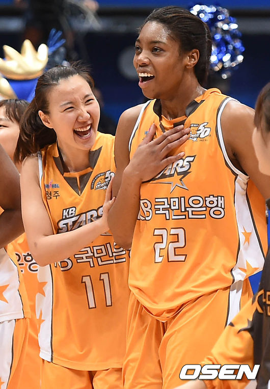 [사진]KB PO 1차전 승리 비키바흐,'가슴이 진정이 안돼!'