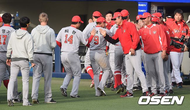 [사진]SK 김용희 감독,'첫 승 하이파이브'