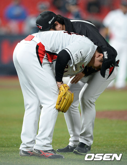 [사진]김현수 타구 맞은 심재민 - OSEN