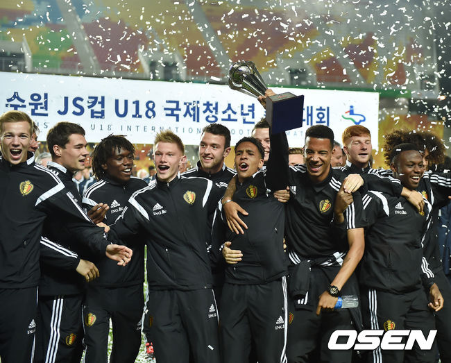 [사진]JS컵 U-18 우승 트로피 들어올리는 벨기에!