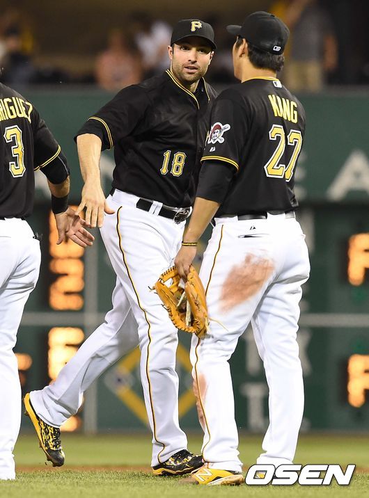 [사진]강정호-닐 워커,'MLB 첫 4-5-4 트리플플레이 주인공'