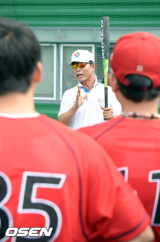 [사진]KBO 직장인 야구 대회 김용달 육성위원,'심도 깊은 타격클리닉' - OSEN