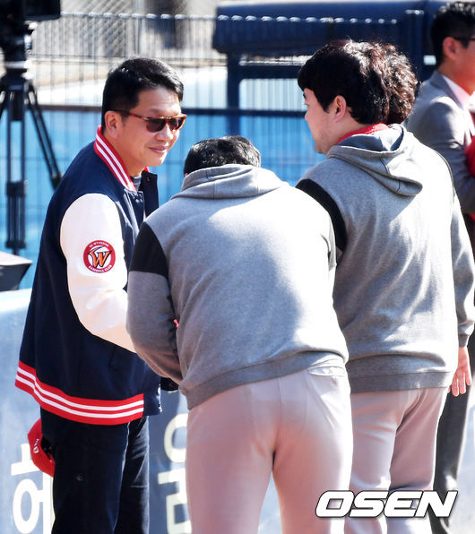 [KS1] ‘야구광’ 최창원 SK 구단주, 한국시리즈 앞두고 선수단 격려