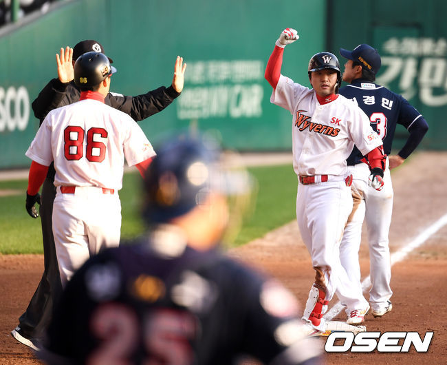 [KS5] ‘김성현 미친 활약’ SK, 두산에 4-1 역전승...1승 남았다 - OSEN