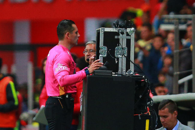 UEFA, UCL 16강부터 VAR 조기 도입... 스털링 PK 논란 '없다' - OSEN