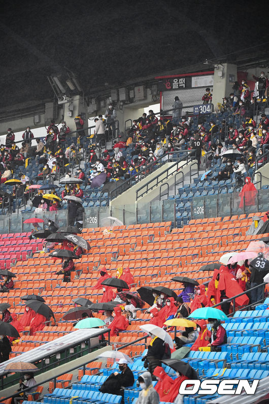 ‘우천 취소+기온 급랭’ 왜? 고척돔에서 PS 전경기 안할까 [오!쎈 잠실]