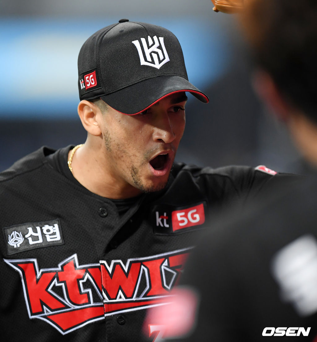 'KT 창단 PS 첫 승' 쿠에바스 "8회 교체 거부, 내가 끝내고 싶었다[오!쎈 PO3]