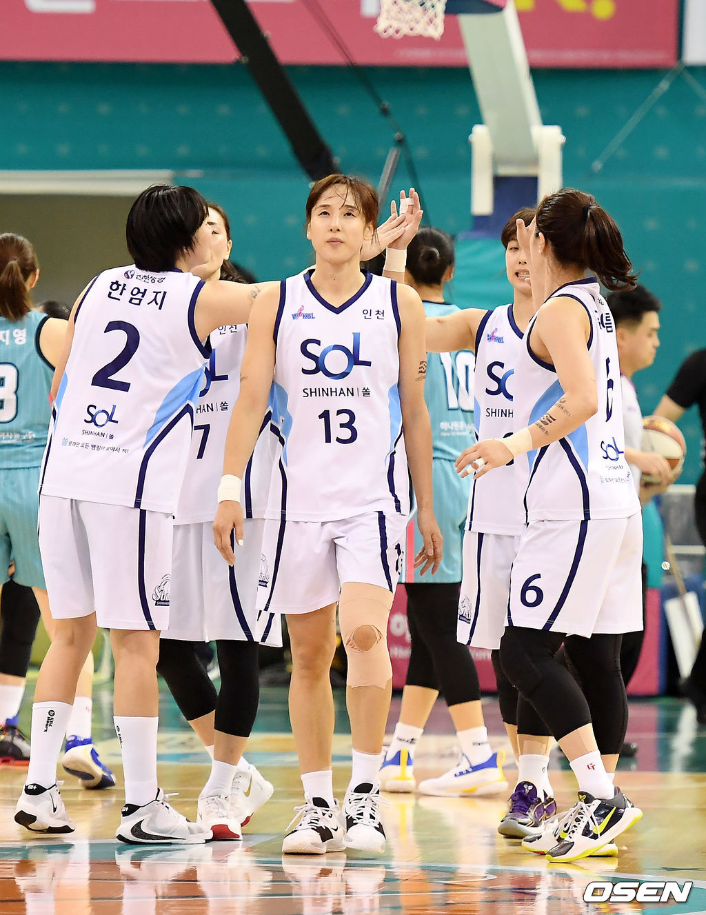 '김단비 트리플 더블' 신한은행, 하나원큐에 77-66 승리...3위 점프