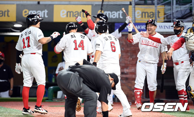 최정이 해냈다…'8회 역전 만루포' SSG, NC 잡고 DH '장군멍군' [인천 DH2 리뷰]