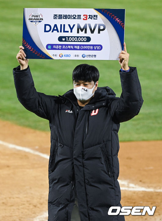 쌍둥이 울린 투혼의 66구…이영하, 3차전 데일리 MVP 받았다 [준PO3]