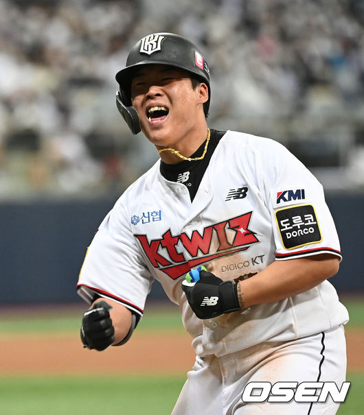 '무관의 설움' 강백호, KS '우승 트로피'로 대신했다 [KT 우승]