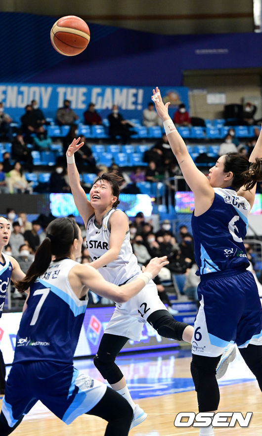 [사진]KB 양지수, '틈 뚫고 던진다'