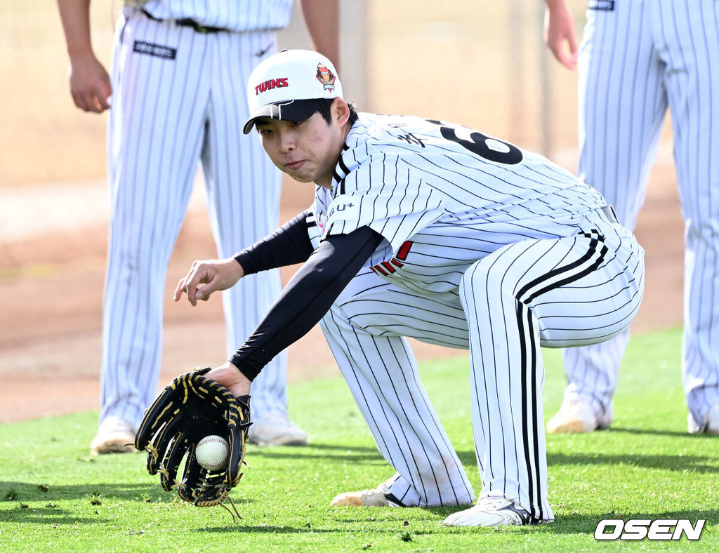 ‘150km 투수 포기→타자 복귀’ 2라운드 신인, 폴리그에서 프로 첫 안타, 왜 곧바로 교체됐나 - OSEN