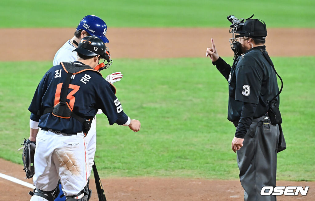 ‘아니, 정신을 어디다…’ 강민호의 2구 삼진, 피치클락 위반→공 2개로 삼진→동점 찬스 무산 ‘1점 차 패배 새드 엔딩’ [PO3] - OSEN