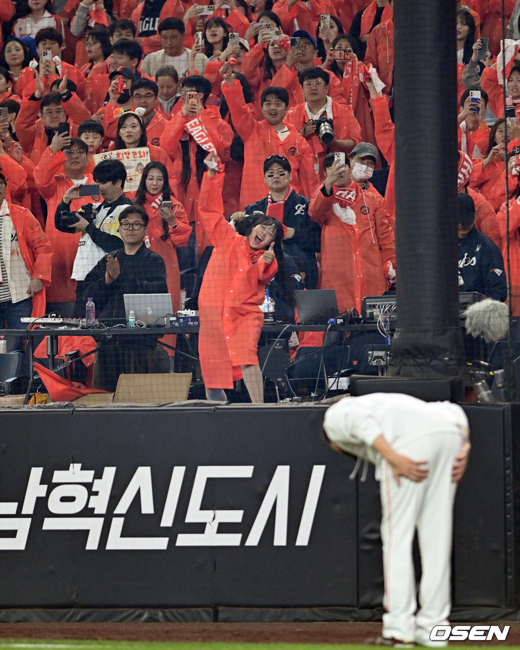 "돌아가신 어머니가 항상 내 옆에…" 강습 타구 맞고도 멀쩡, 19년 만에 한화 KS 이끈 폰세 '가족의 힘' 있었다 - OSEN