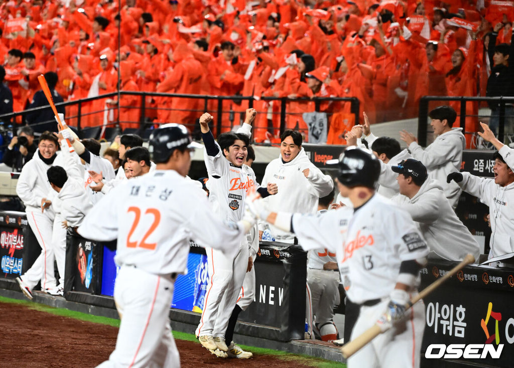 "나처럼 후회하는 선수가 되지 말길…" 19년 전 김태균은 몰랐다, KS행 한화 후배들에게 전하는 당부 - OSEN