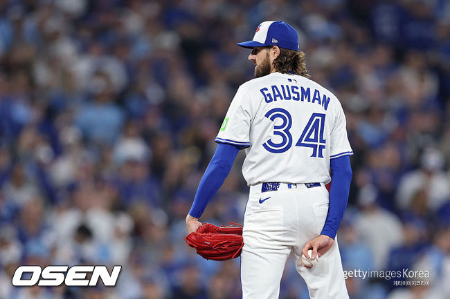 ‘155km 쾅! KKKKKK’ 34세 에이스, WS 데뷔전 6⅔이닝 3실점…홈런 2방 맞고 강판 - OSEN