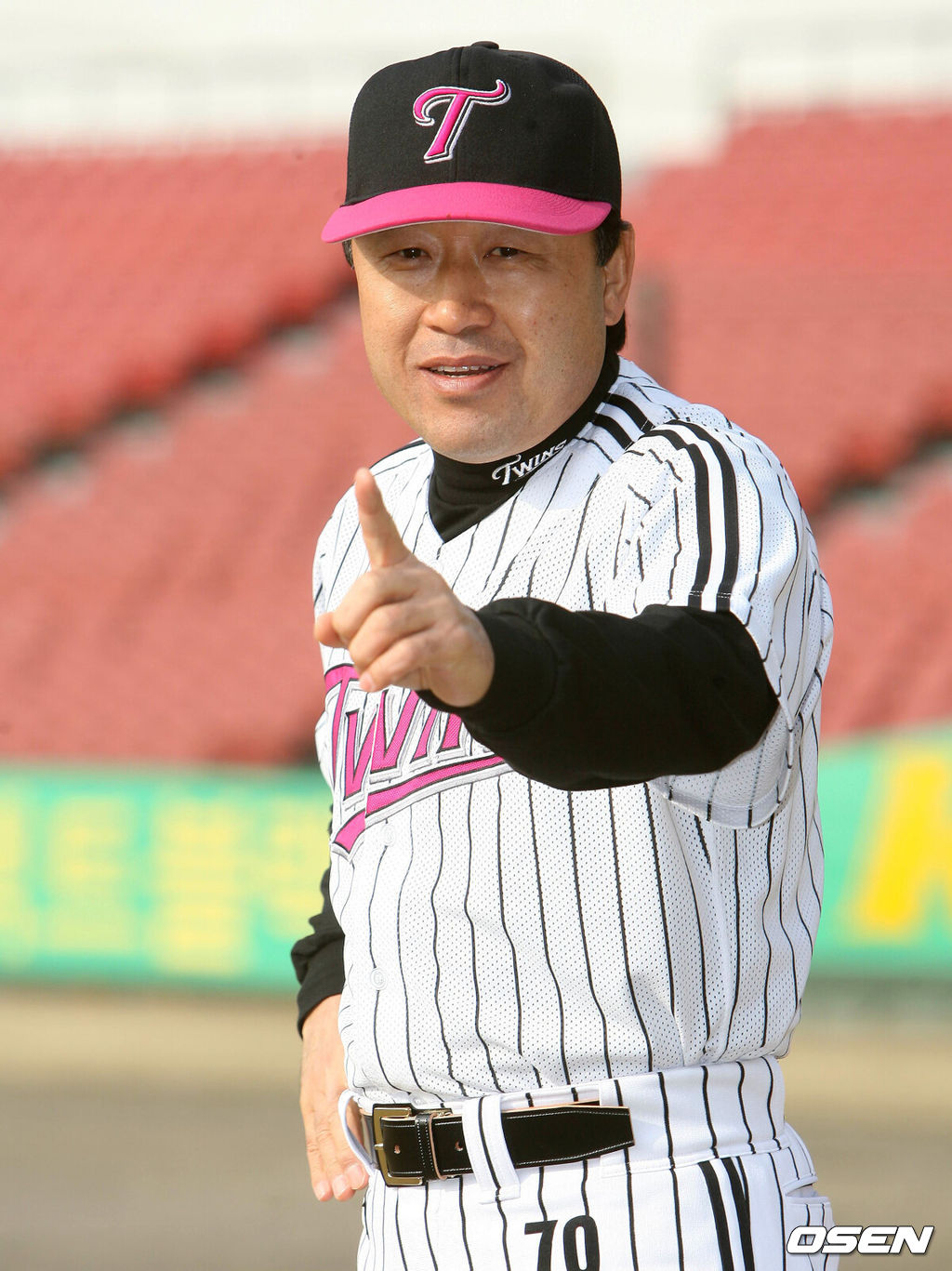 LG-한화 KS 1차전, 1990년 LG 우승 이끈 김재박 前감독 시구…애국가 이창섭 - OSEN