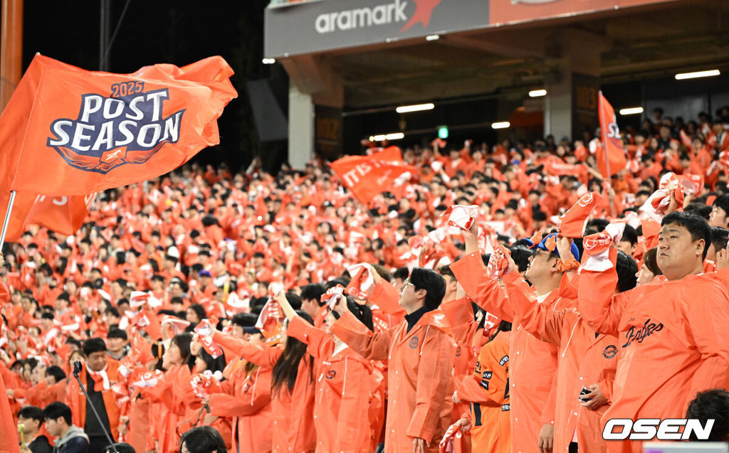 ‘무조건 이겨야 한다’ 절실한 한화팬 모였다, 대전 1만6750석 매진…PS 35G 연속 매진 행진 [KS3] - OSEN