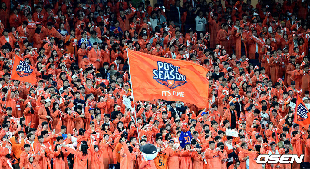 ‘무조건 이겨야 한다’ 절실한 한화팬 모였다, 대전 1만6750석 매진…PS 35G 연속 매진 행진 [KS3] - OSEN