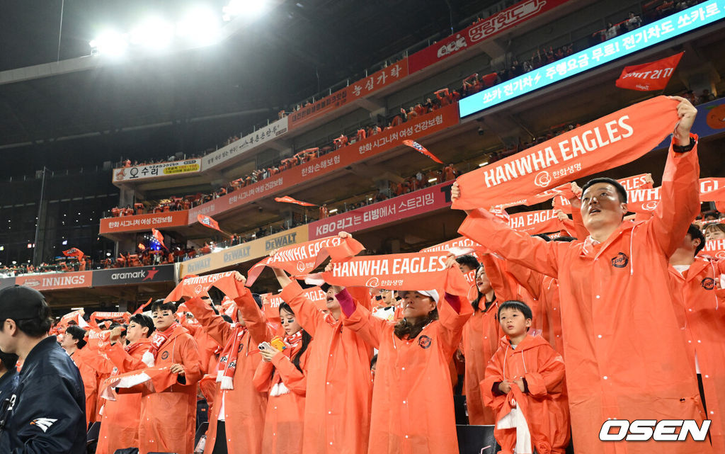 ‘무조건 이겨야 한다’ 절실한 한화팬 모였다, 대전 1만6750석 매진…PS 35G 연속 매진 행진 [KS3] - OSEN