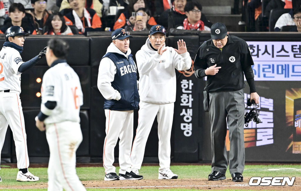 김경문 뿔났다, 왜 ‘인필드 플라이’ 선언 안 했나…'천재' 오지환의 고의 낙구에 농락 당하다 [KS3] - OSEN