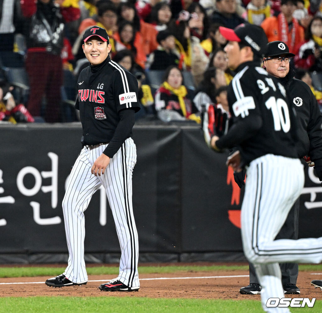 김경문 뿔났다, 왜 ‘인필드 플라이’ 선언 안 했나…'천재' 오지환의 고의 낙구에 농락 당하다 [KS3] - OSEN