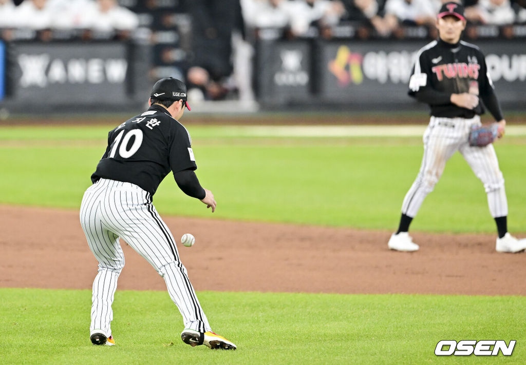 김경문 뿔났다, 왜 ‘인필드 플라이’ 선언 안 했나…'천재' 오지환의 고의 낙구에 농락 당하다 [KS3] - OSEN