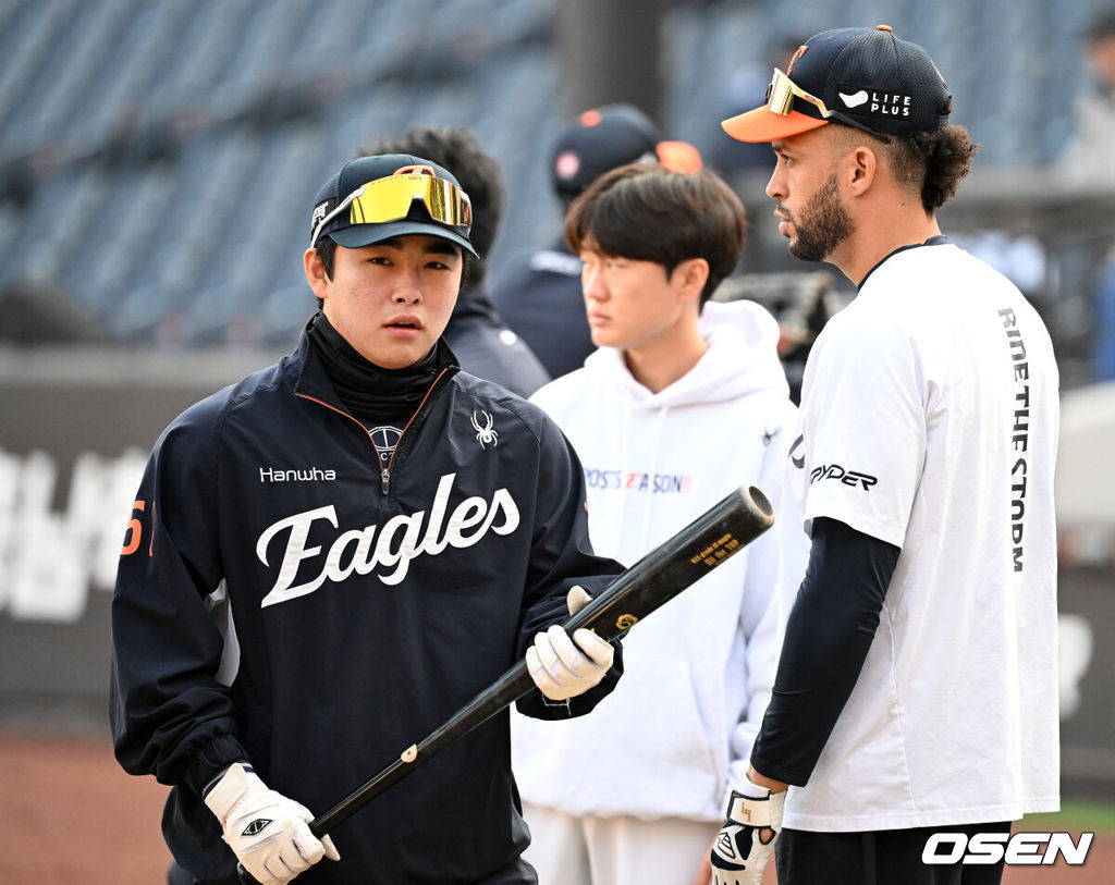 "문현빈 나오면 항상 긴장된다" 첫 가을 맞아? LG가 가장 두려워하는 타자, PS 신기록 만들 기세 - OSEN