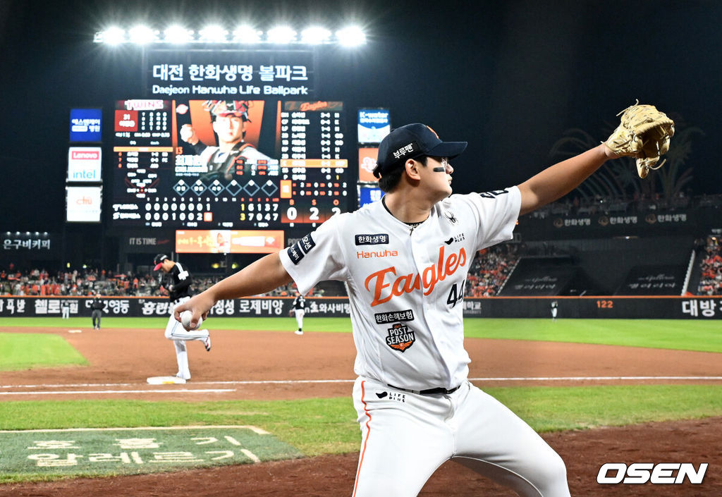 "그 선수 없이 한화 우승 어렵다" 김경문 믿음, 김서현 살리려다 팀이 끝날 위기…KS에 대체 왜 이러나, 냉철했어야 했다 - OSEN