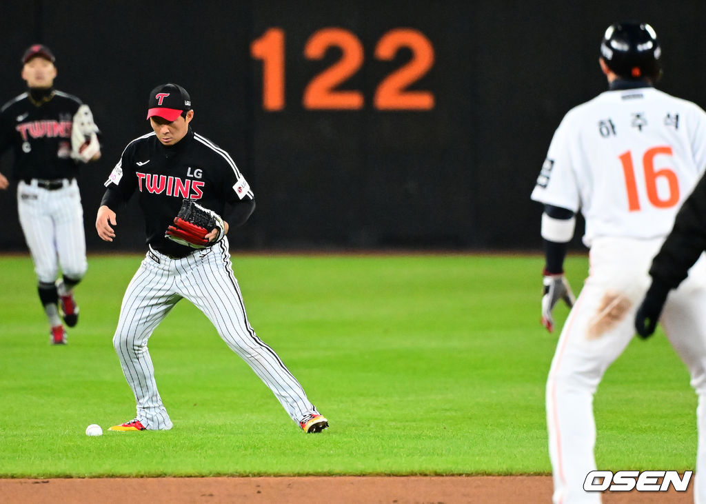슈퍼캐치→고의낙구→병살유도 '이보다 완벽할 수 없다', LG 통합우승 만든 철벽 수비[지형준의 Behind] - OSEN