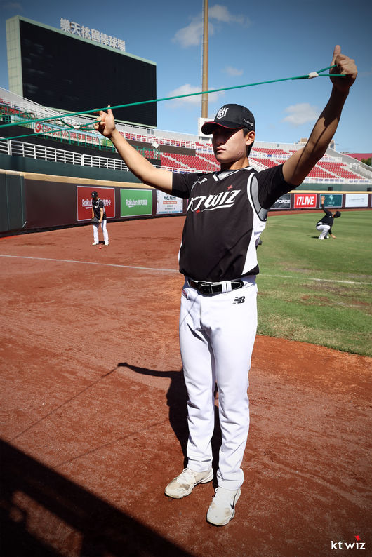 152승 레전드 출신 감독도 인정한 명품 슬라이더...KT에 초대박 신인이 들어왔다 - OSEN